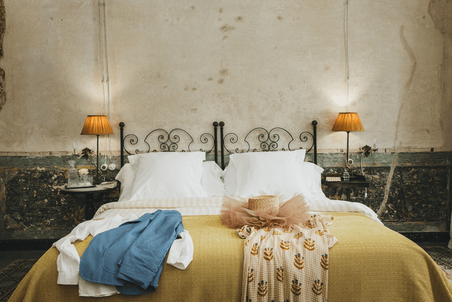 Two independent properties in the center of Mahón, one with a tourist ...